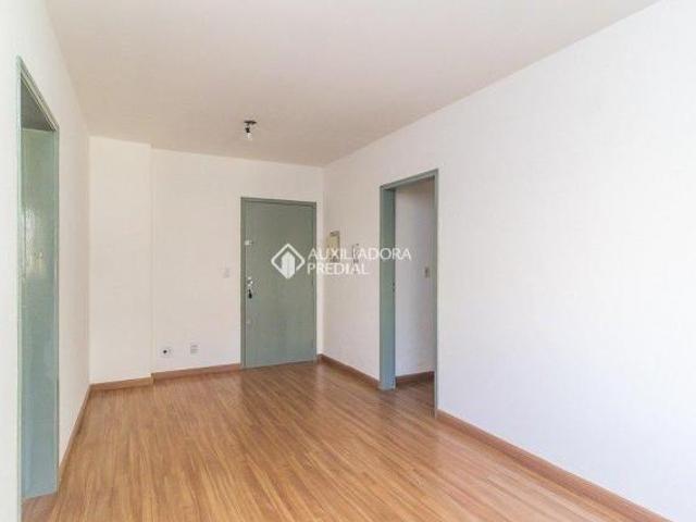Excelente apartamento com 2 quartos e 1 vaga no Menino Deus