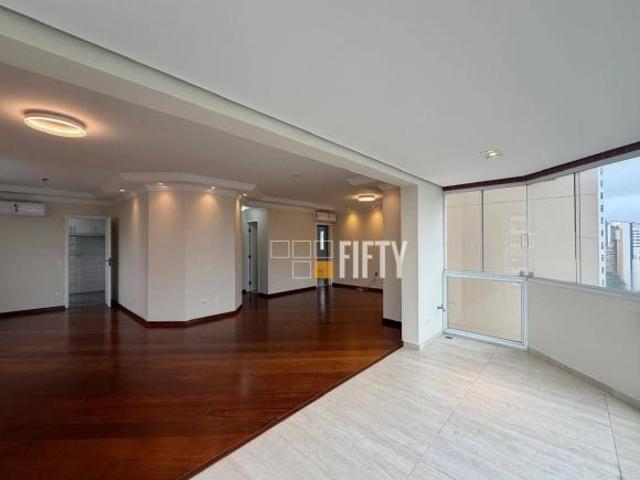 Excelente Apartamento com 3 Suítes de 142 m² na Melhor Localização de Moema à Venda