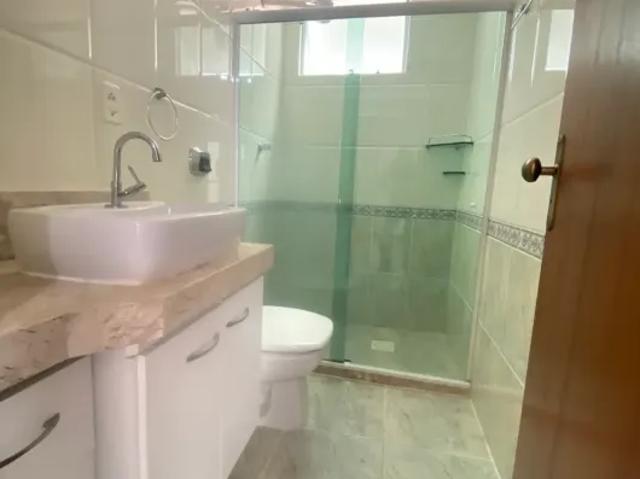 Excelente apartamento amplo – na 2ª quadra da praia do forte