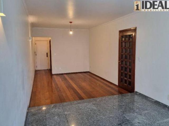Excelente apartamento bem localizado com vista ao mar. Sala ampla de frente com varanda, dormitórios