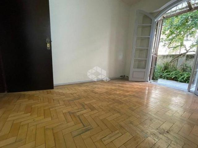 Excelente Apartamento de 3 dormitórios, 2 banheiros e vaga de garagem no limite do Menino Deus