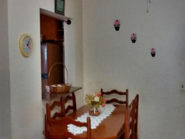 Excelente apartamento de 01 dormitório com sacada mobiliado. O imóvel está localizado na Vila Mirim
