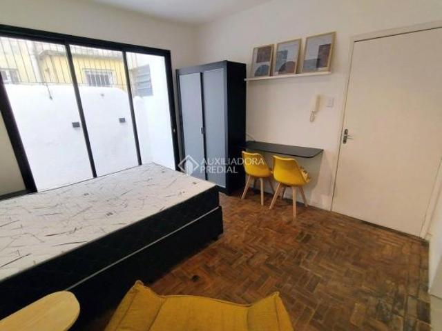 Excelente apartamento de 01 dormitório, JK localizado no Bairro Cidade Baixa, todo reformando