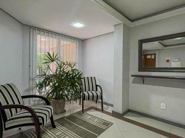 Excelente apartamento de 2 dormitórios com suíte Frente à Praça!