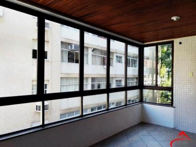 Excelente apartamento de 2 dormitórios, no bairro Moinhos de Vento, com 105 m² d