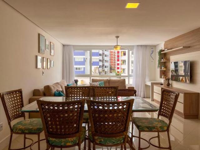 Excelente apartamento de 2 dormitórios proximo do mar e as quatro praças!