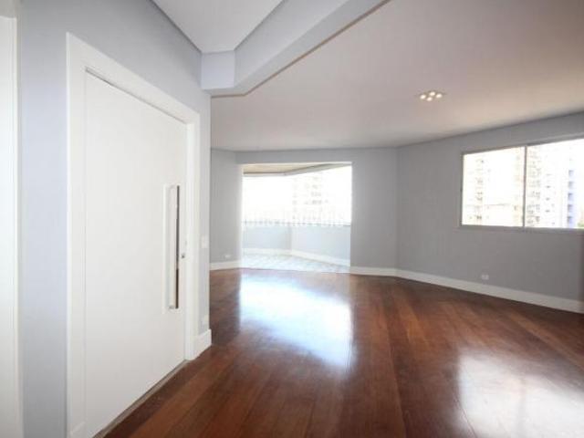 Excelente apartamento em Moema