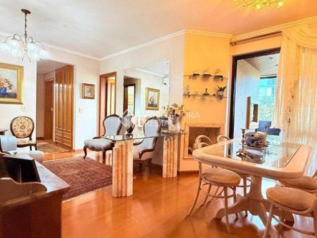Excelente apartamento em região nobre do bairro Auxiliadora, 3 dormitórios, 1 suíte, 2 vagass