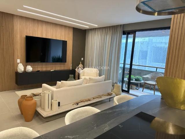Excelente apartamento mobiliado com sacada e suíte master, localizado na Rua dos Polvos, em Jurerê