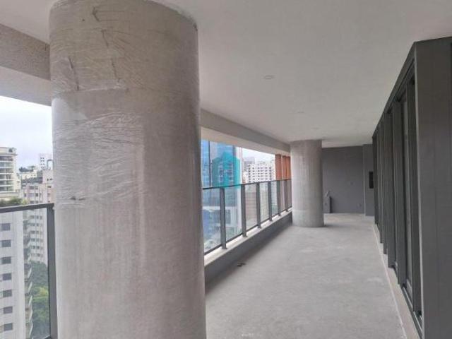 Excelente Apartamento no Campo Belo com 4 suítes