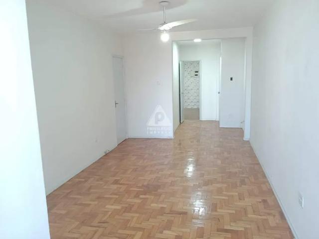 Excelente apartamento: sala ampla, 3 quartos, com DCE completa, 2 banheiros, 01 vaga na garagem