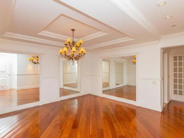 Versátil apartamento para venda em Moema com 4 quartos, sendo 3 suítes, 155m²