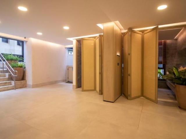 Versátil apartamento para venda em Moema com 4 quartos, sendo 4 suítes, 375m²