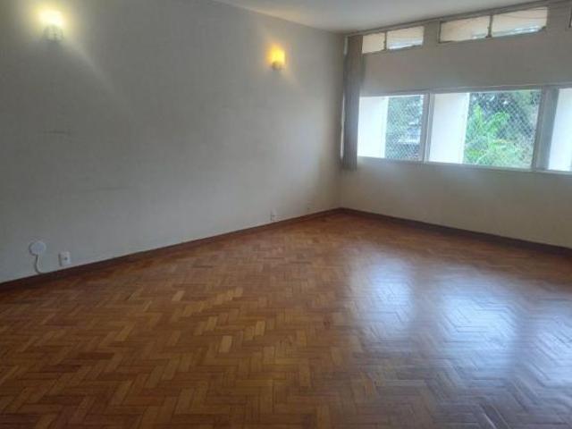 Excelente Apartamento Reformado – Espaçoso e Bem Localizado