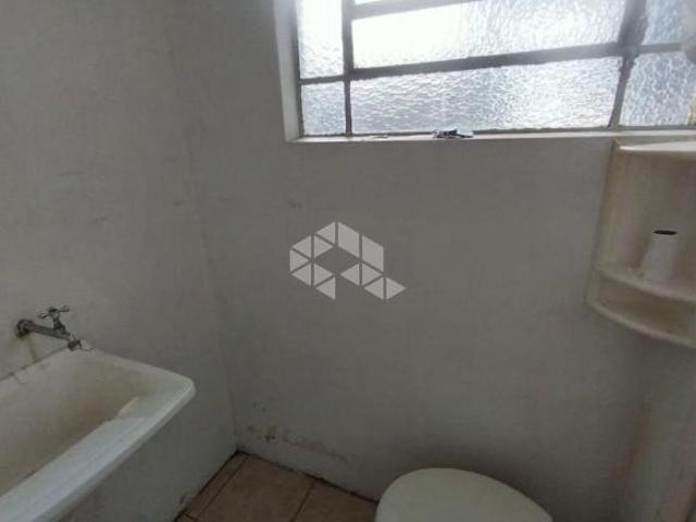 Excelente apartamento térreo elevado distribuído em 3 dormitórios, banheiro social mais auxiliar
