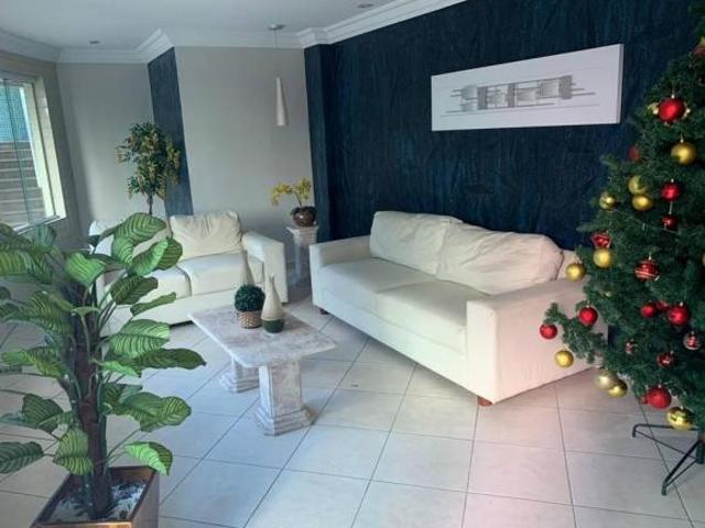 Excelente apartarmento de 02 dormitórios sendo 02 suítes e sacada envidraçada. O imóvel está localiz