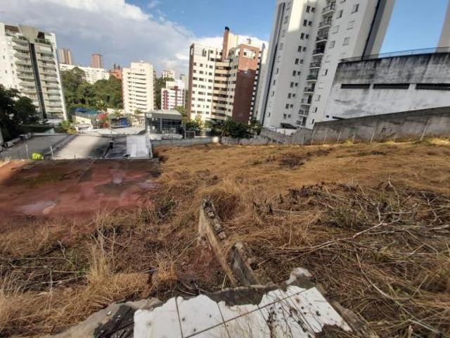 Excelente are no no Panamby sem arvores e limpo