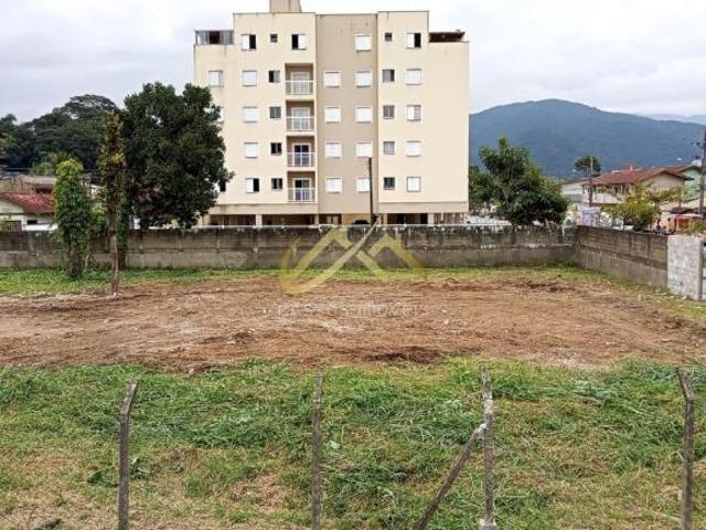 EXCELENTE ÁREA EM BAIRRO COM MUITOS COMÉRCIOS PARA CONSTRUIR, MURADO E ATERRADO.
