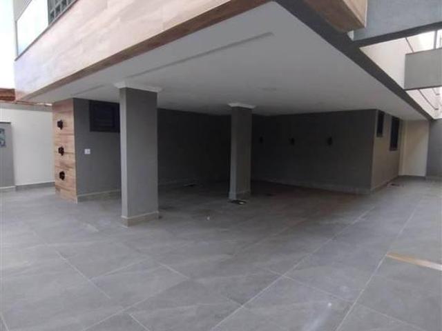 Excelente duplex de condomínio sendo 02 suítes, 02 sacadas, 01 lavabo e churrasqueira. O imóvel está