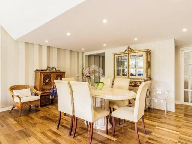 Excelente e amplo apartamento com 195m² privativos, sendo 3 dormitórios, suíte, lavabo, sacada, livi