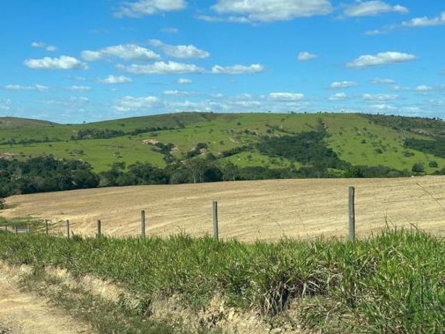 EXCELENTE FAZENDA COM LAZER 60 KM DE BRASILIA