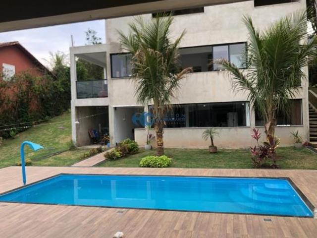 Excelente imóvel com 725 m2 de área construída, lazer, em local com lindo paisagismo e vista deslum