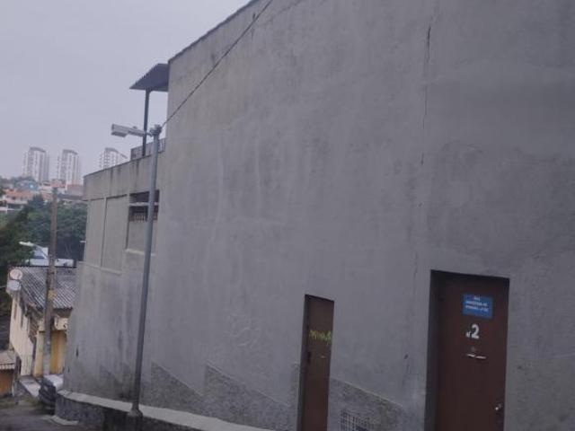 Excelente imóvel com 03 andares, divididos com 06 casas e mais espaços