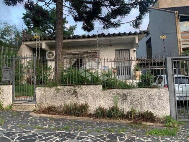 Excelente imóvel com 2 casas somando 6 dormitórios no bairro Três Figueiras, terreno 444m2