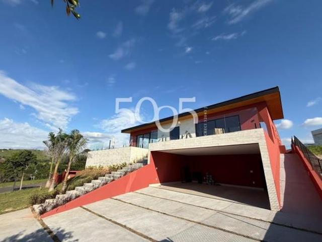 Excelente imóvel com 325m2 de área construída e 700m2 de terreno, em área bem privilegiada dentro do