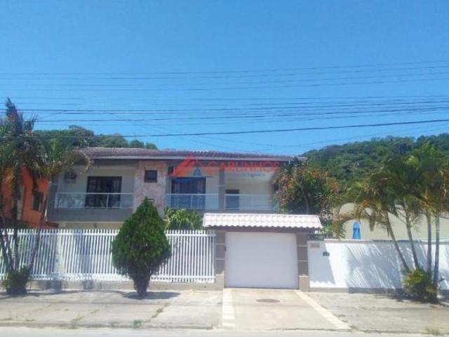 Excelente imóvel com acabamento alto padrão, localizado em rua movimentada com comércios e serviços