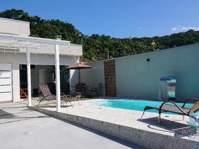 EXCELENTE IMÓVEL COM PISCINA LOCALIZADO NO BAIRRO MASSAGUAÇU EM CARAGUATATUBA!