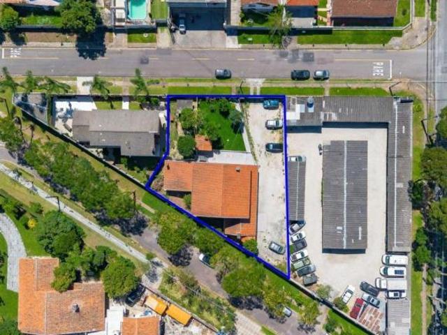 Excelente imovel para construcao de sobrado, otima localizacao, contendo uma residencia nao averbada