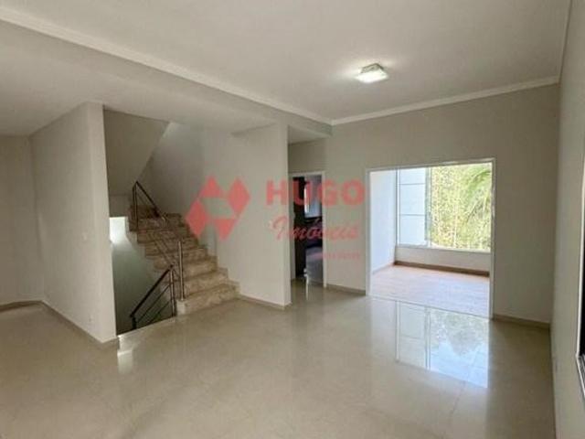 Excelente opção: Casa em condomínio com 4 quartos, 2 suítes, 3 salas, 5 banheiros, 4 vagas e 280m²