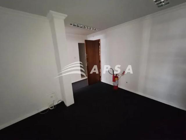 Excelente oportunidade no coração da cidade: sala comercial espaçosa em andar alto, com segurança, p