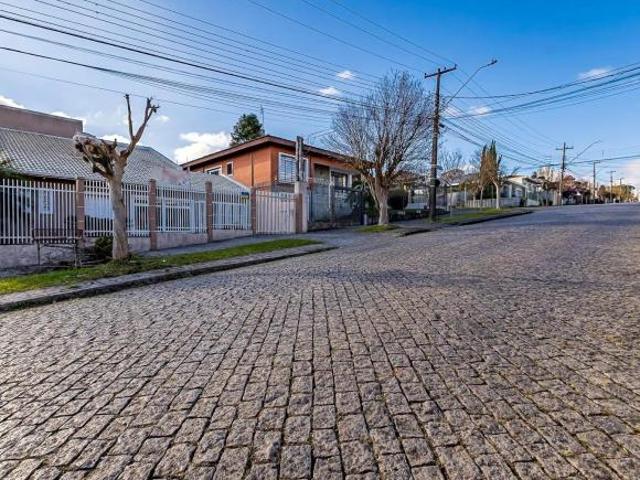 Excelente oportunidade no Guabirotuba Duas residências no mesmo terreno!