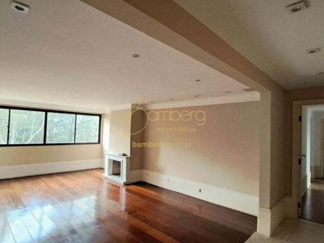 Apartamento reformado de 210 m² à venda no Panamby | Excelente custo benefício