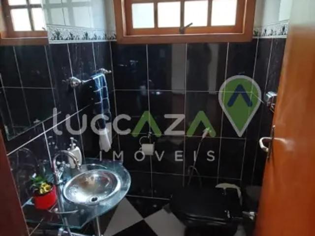 Excelente oportunidade: Casa comercial com 4 quartos, 3 suítes, 3 salas e 10 vagas no Centro de Jaca