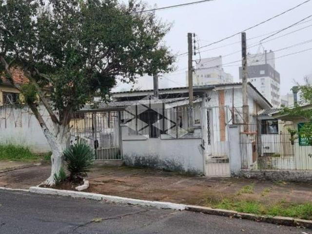 Excelente Oportunidade Casa de 3 dormitórios com demais peças em amplo terreno
