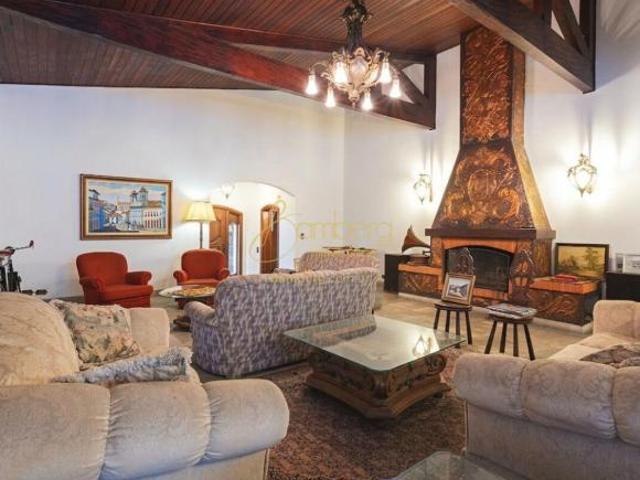 Excelente oportunidade, casa terrea com 3 dormitórios e muito espaço em ótima localização!