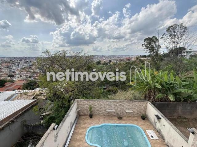 Excelente Oportunidade de Casa com 5 Quartos no Teixeira Dias!