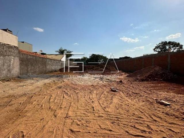 EXCELENTE OPORTUNIDADE DE INVESTIMENTO UM LOTE AMPLO À VENDA