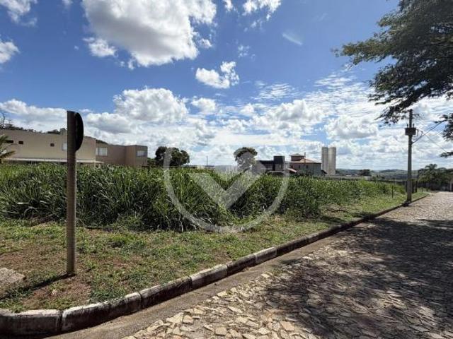 EXCELENTE OPORTUNIDADE PARA CONSTRUIR OU INVESTIR NO CONDOMÍNIO LÍRIO DOS VALES, LOTE 405M2 PORTARIA