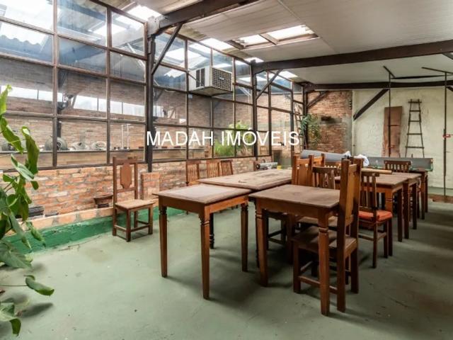 Excelente oportunidade para abrir o restaurante dos seus sonhos! Esta espaçosa casa comercial de 260