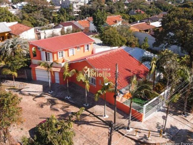 Excelente oportunidade para morar e investir! Casa 100% mobiliada, com garagem para 4 carros!