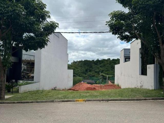 Excelente oportunidade para quem deseja construir a casa dos sonhos! Terreno em condomínio completo!