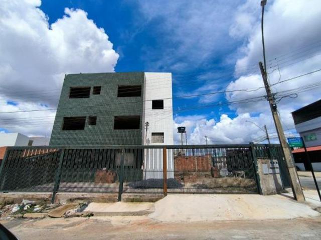 Excelente oportunidade! Prédio com 3 apartamentos de 2 quartos em fase de acabamento