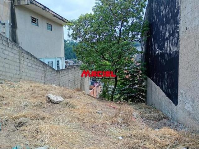 Excelente lote com declive, 175m² 7x25 com potencial para fazer 2 casas de aluguel ou 2 moradias
