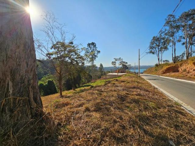 Excelente lote de 2000m², fundo para área verde