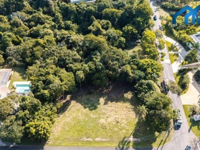 Excelente lote de esquina com fundo para a mata, próximo ao golfe e em um dos melhores quadrantes do
