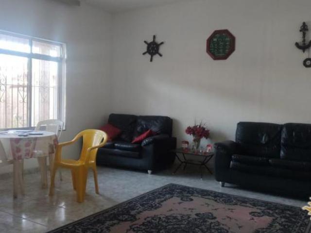 Excelente localização casa a 100 mts. da praia, com 03 dorms, sendo 02 suítes, aceita apto como part